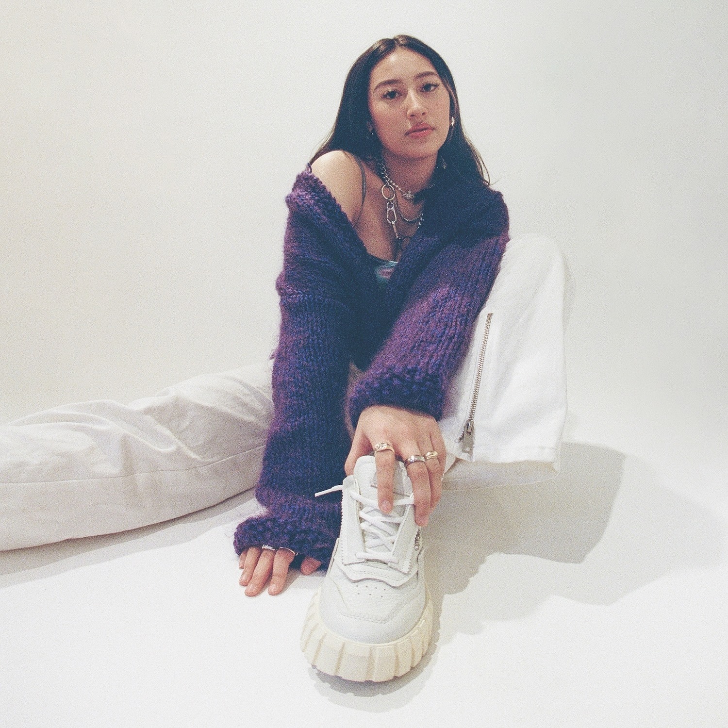 Alex Porat Turns the Tables in 'girlfriend' • Music Daily